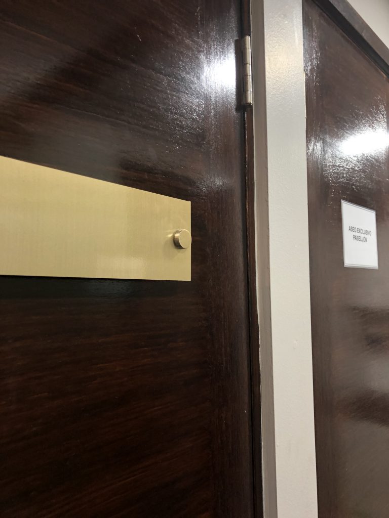 Letrero Dorado | Letreros para Puertas de Oficinas y Empresas.