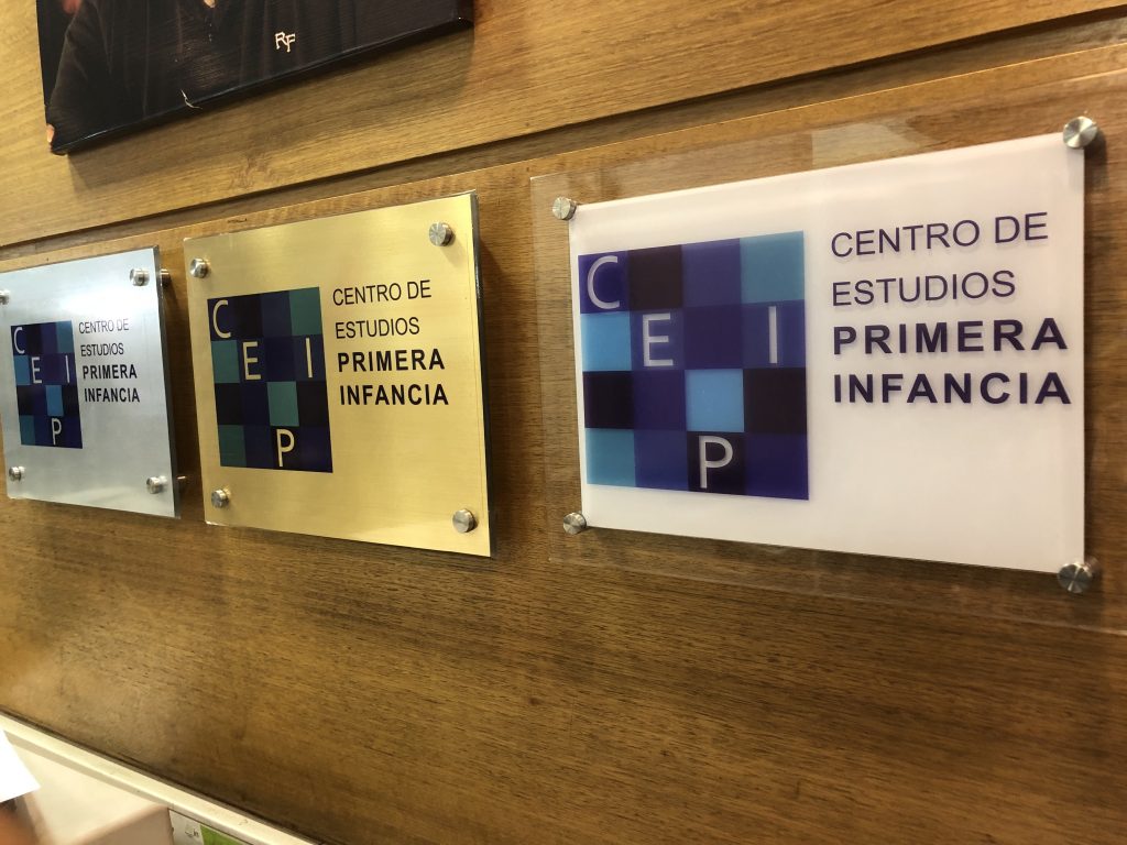 Letrero Dorado | Letreros para Puertas de Oficinas y Empresas.
